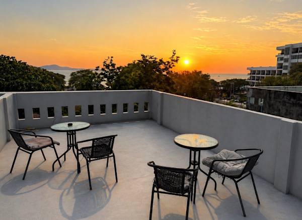 Friends Station Hostel & Cafe - Pattaya City