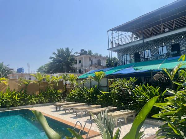 12 Monks Backpacker Resort - Goa