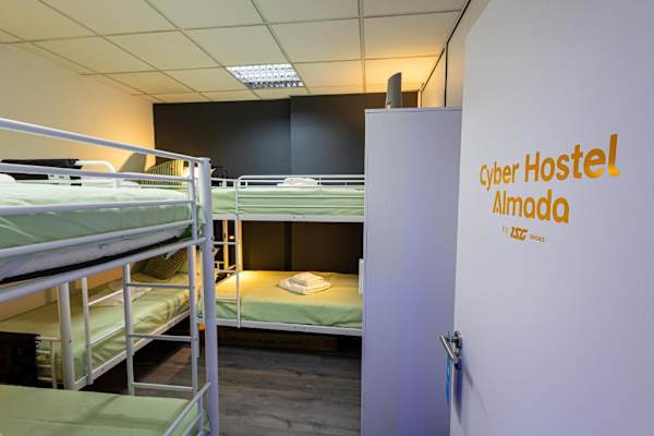 Cyberhostel Almada - Almada