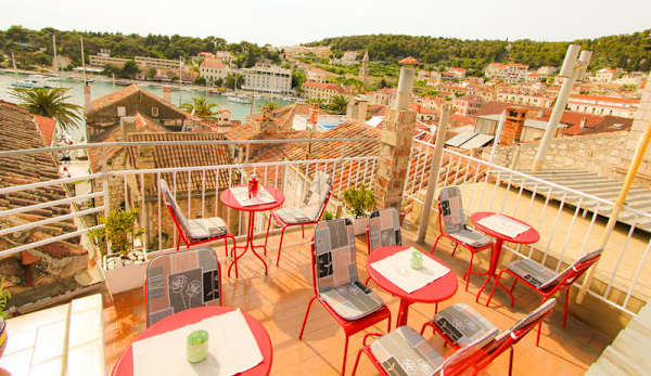 Helvetia Hostel - Brač