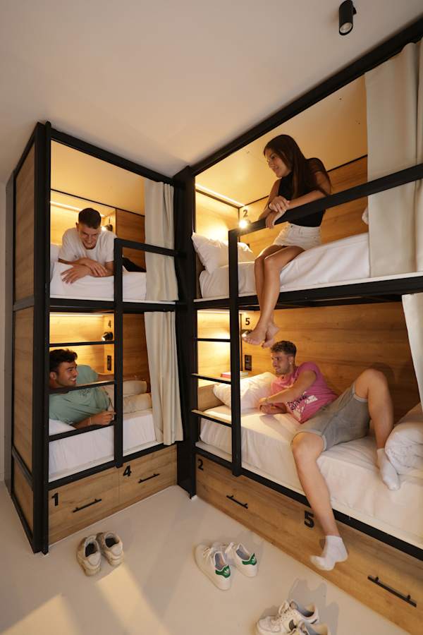 Black And White Hostel - Palamós
