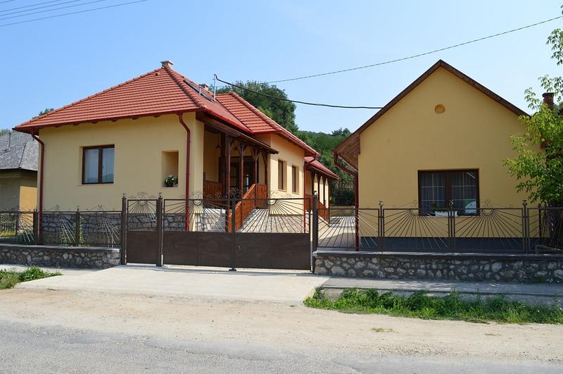 John House - ハンガリー