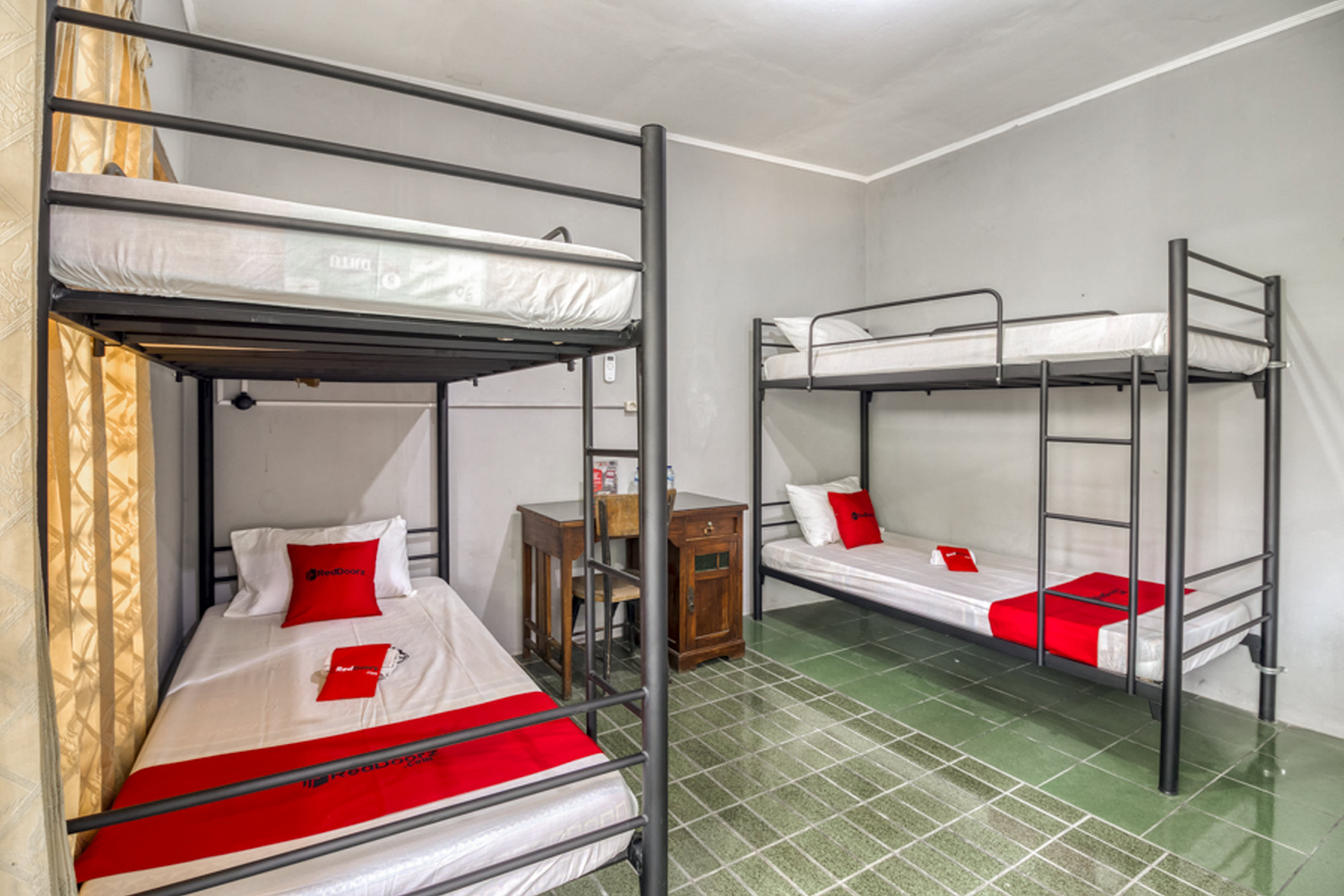 Reddoorz Hostel Near Adisucipto Airport Yogyakarta - Yogyakarta