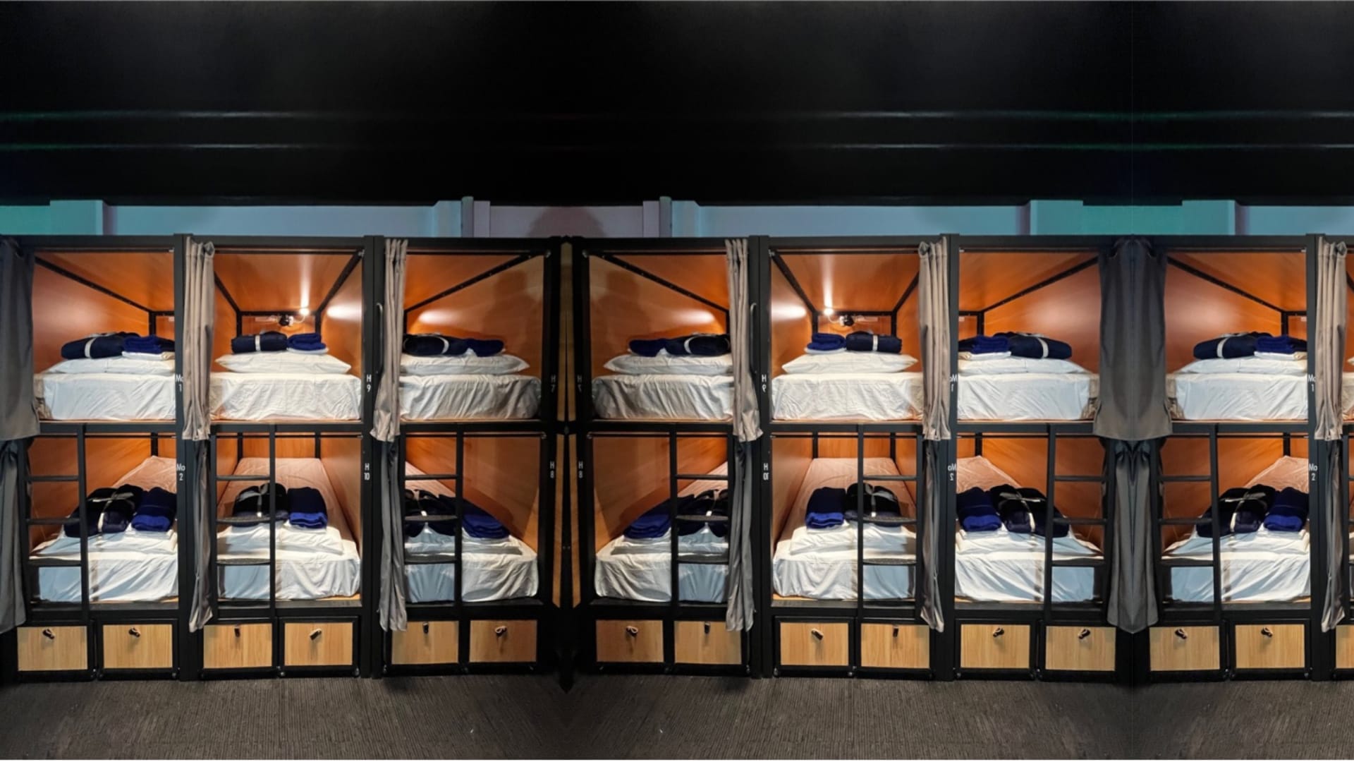 Capsuleaccom Hostel - Gold Coast
