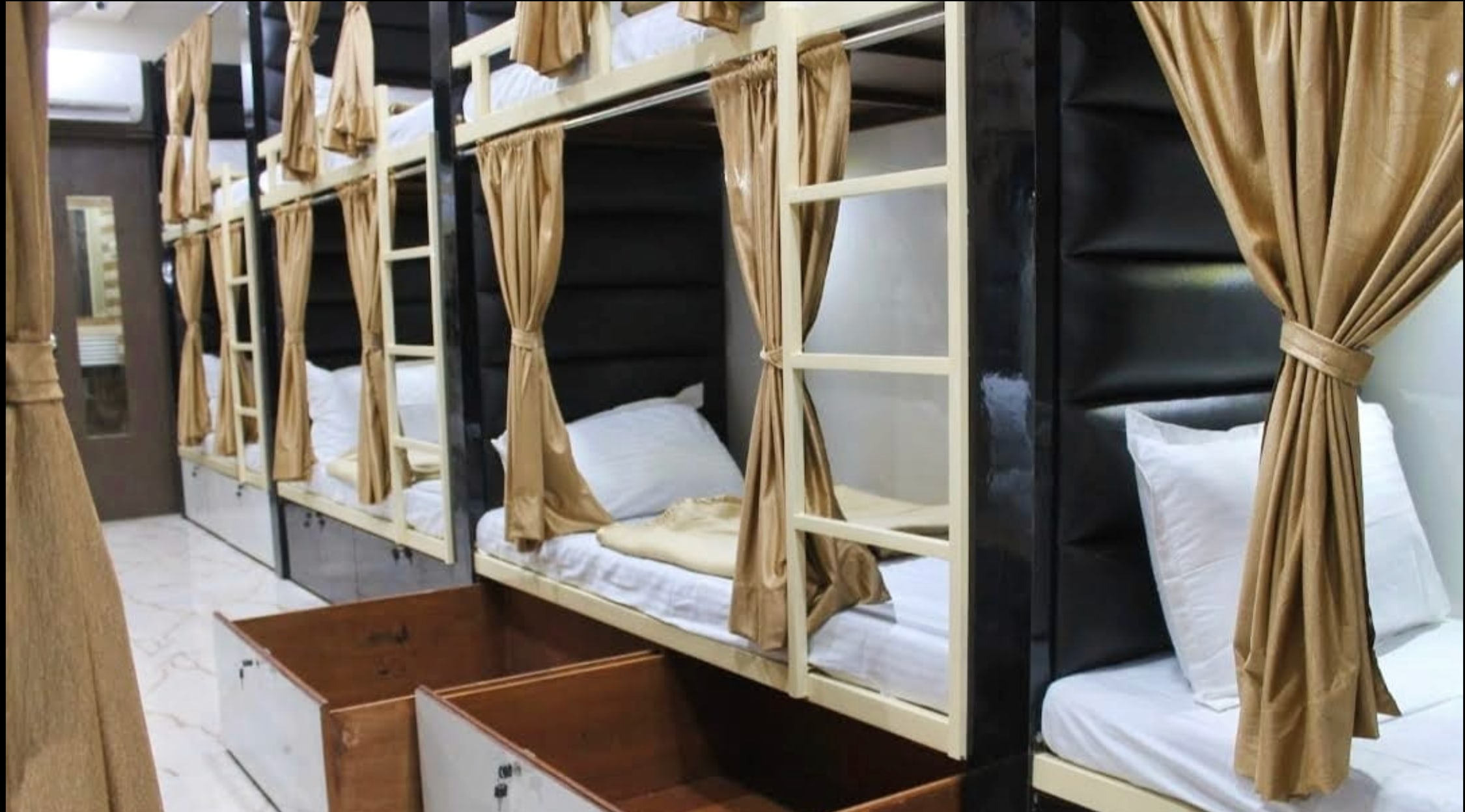 Dormitory World Ac 24 Hours, Mumbai - Mumbai