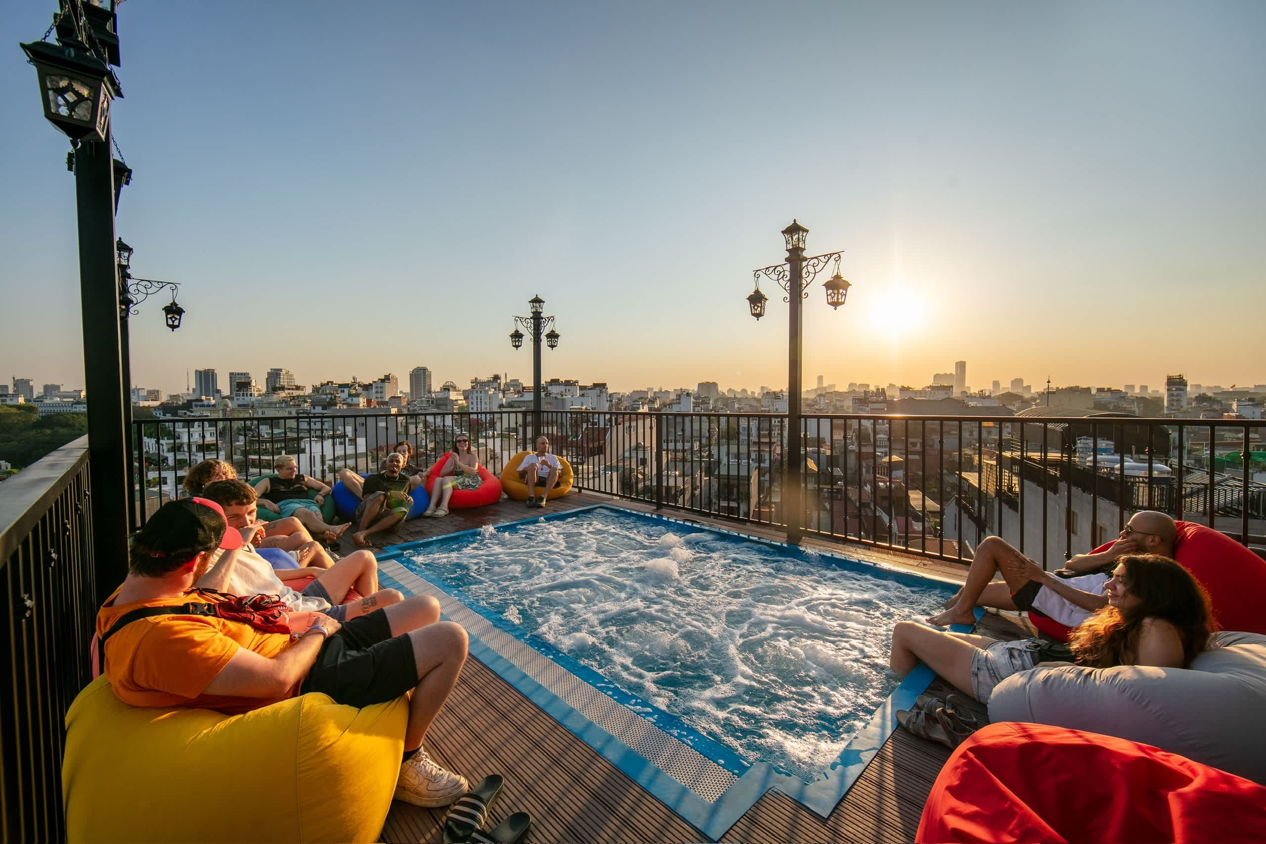 Lake View Backpackers Hostel Rooftop Bar - Hanoi