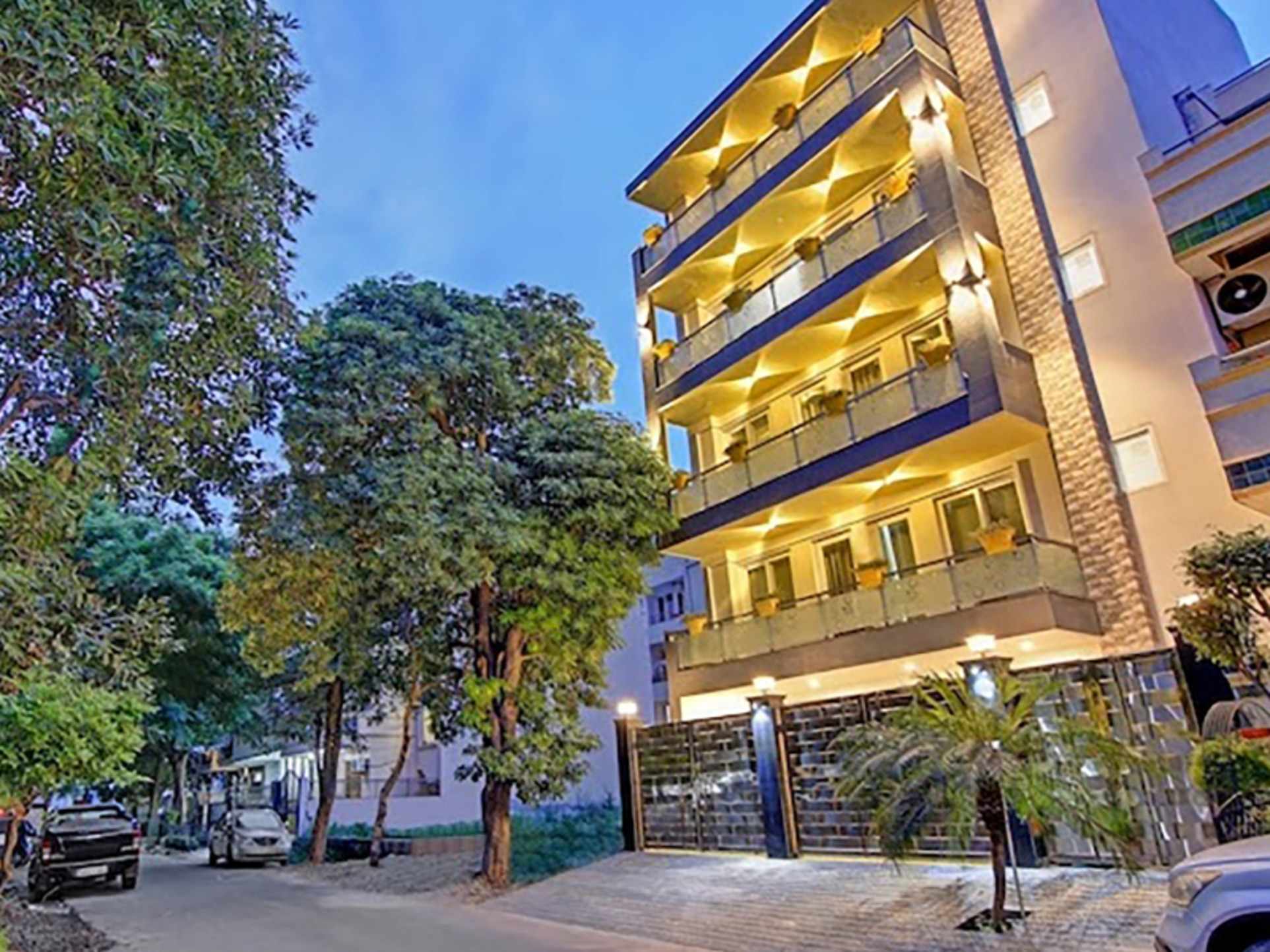 Nuab House-fortis/max/medanta/paras/huda Metro - New Delhi