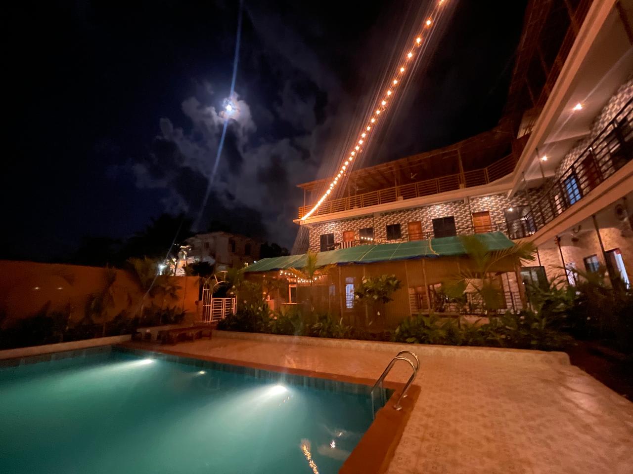 12 Monks Backpacker Resort - 고아