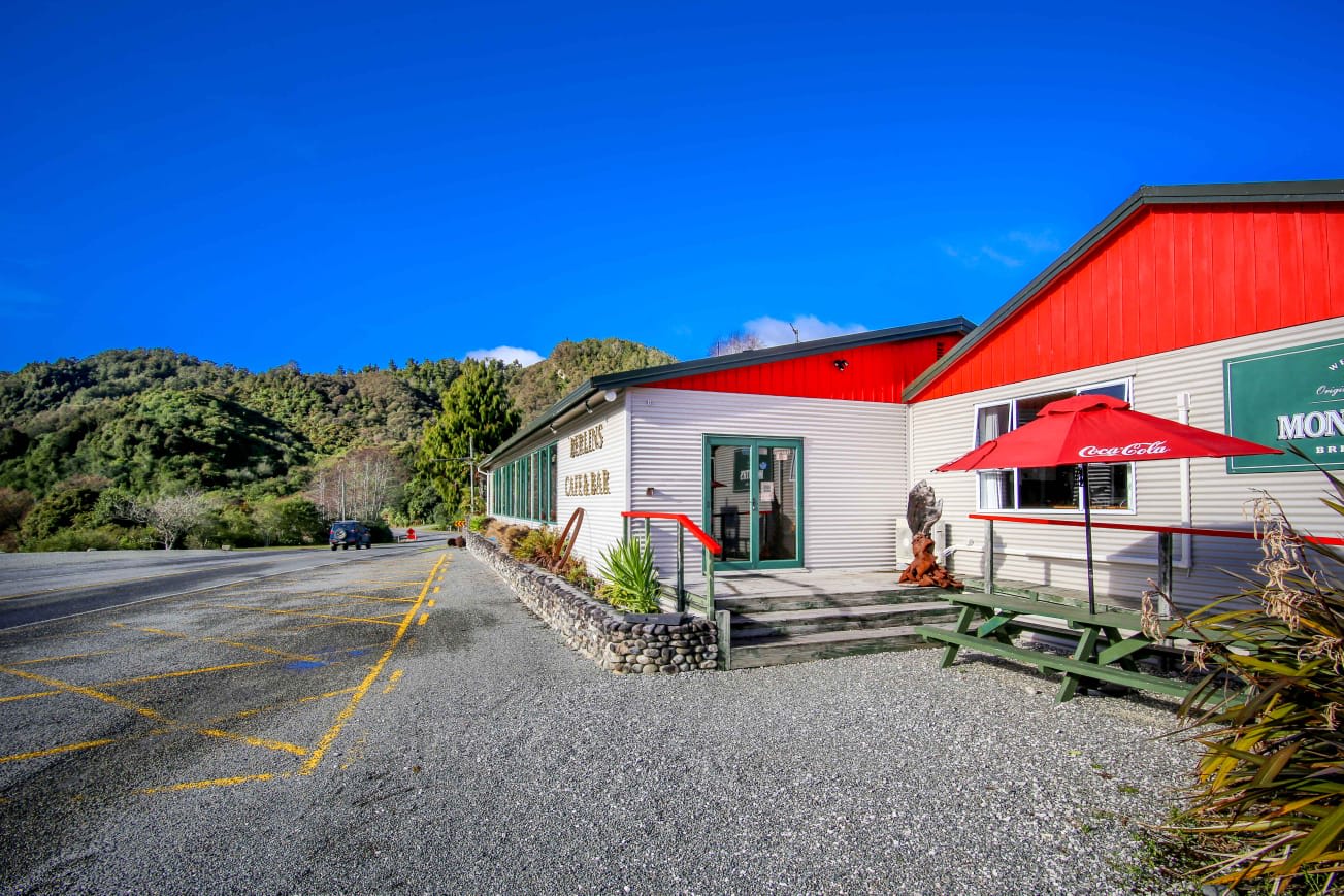 Berlins Cafe Bar & Campground - West Coast