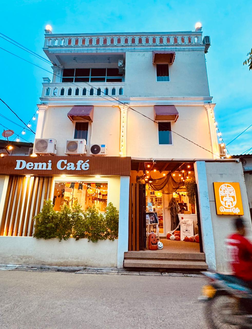 Demi Cafe And Hostel - Vientiane