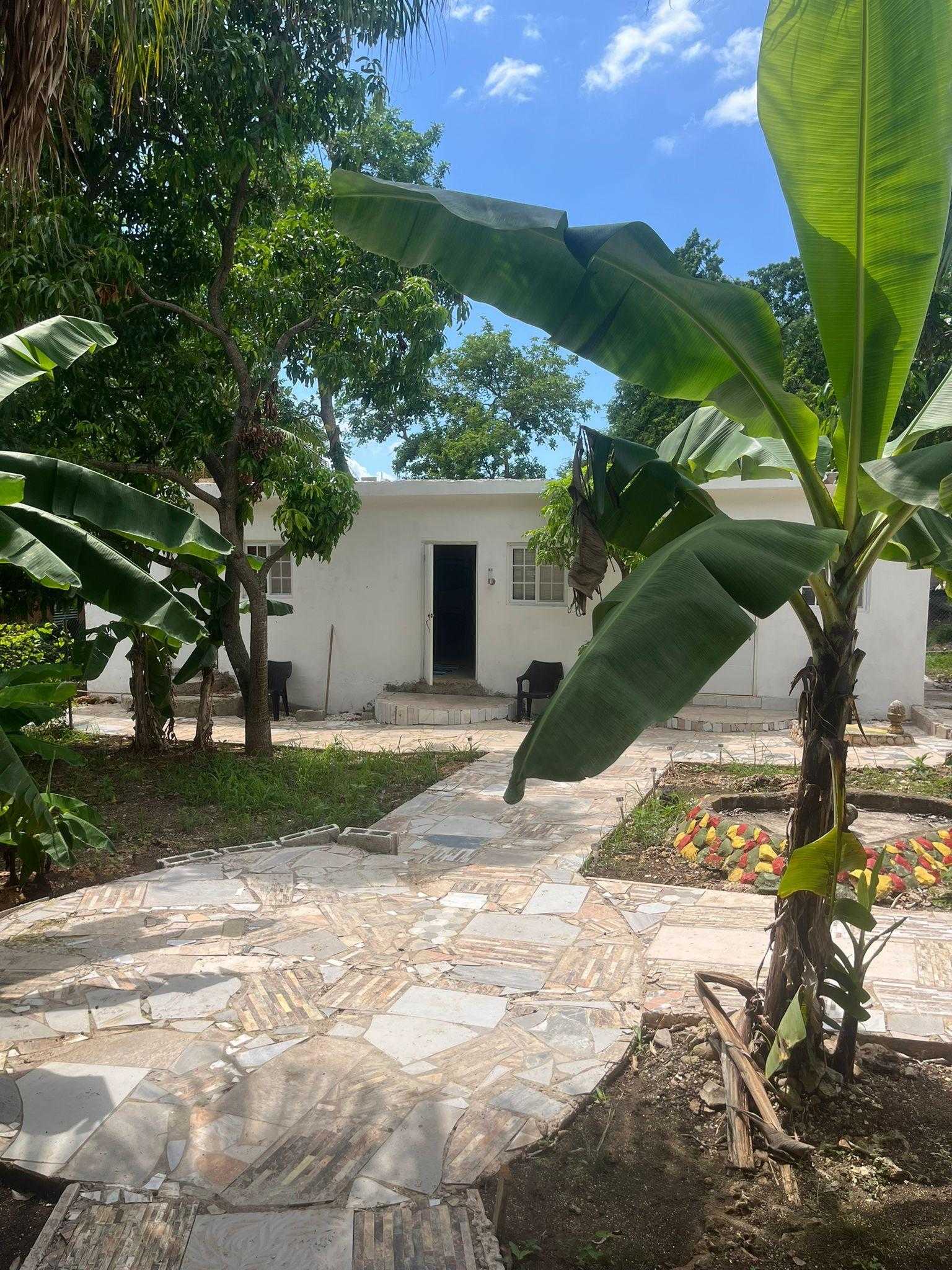 Inez Roots Hostel - Montego Bay